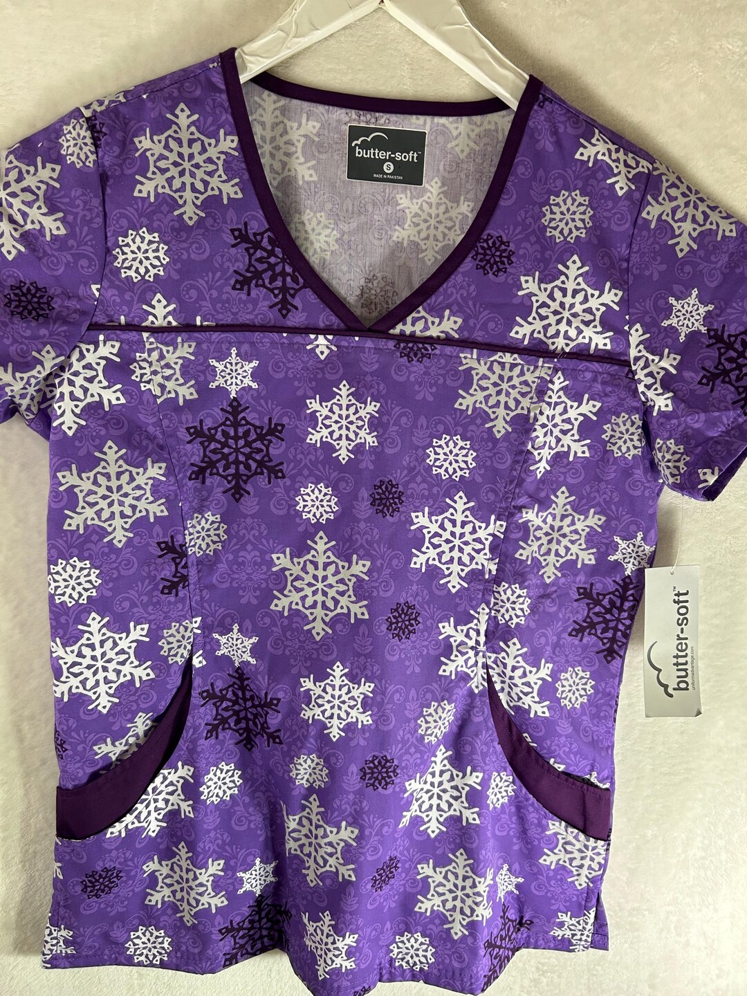 Vintage Butter-soft Women's Scrub Top: Blue Snowflake Print, Size ...