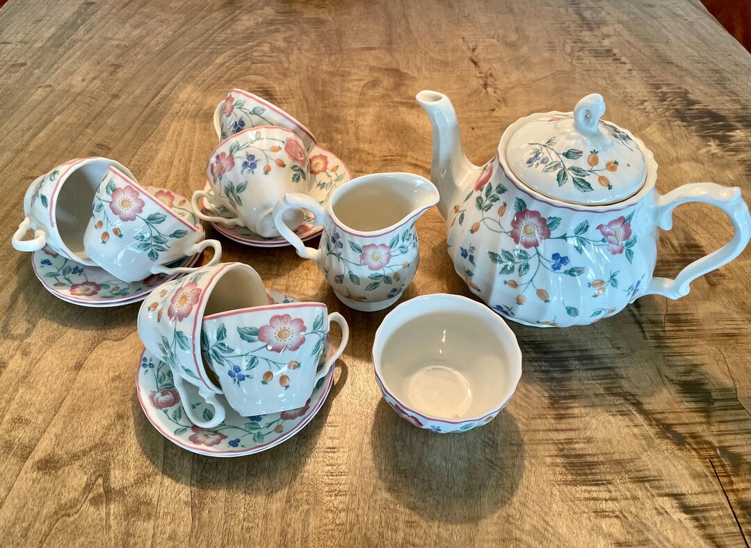 The Chartwell Collection Churchill, Cups and Saucers - Etsy