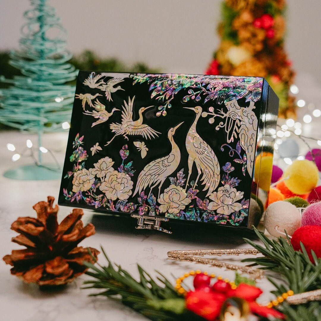 FEBRUARY MOUNTAIN Elegant Mother of Pearl Inlaid Lacquer Jewelry Box ...