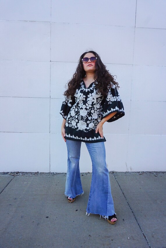 1970s Blue or Black colors with white Embroidered Fl… - Gem