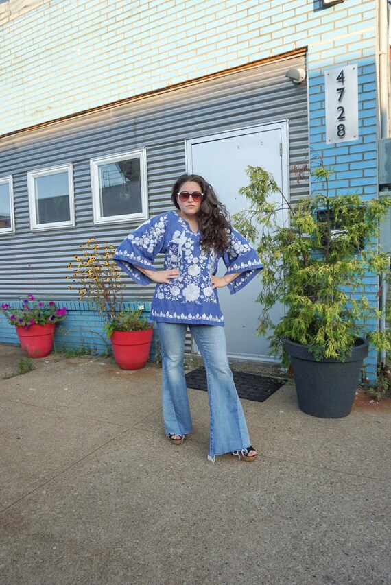 1970s Blue or Black colors with white Embroidered Fl… - Gem