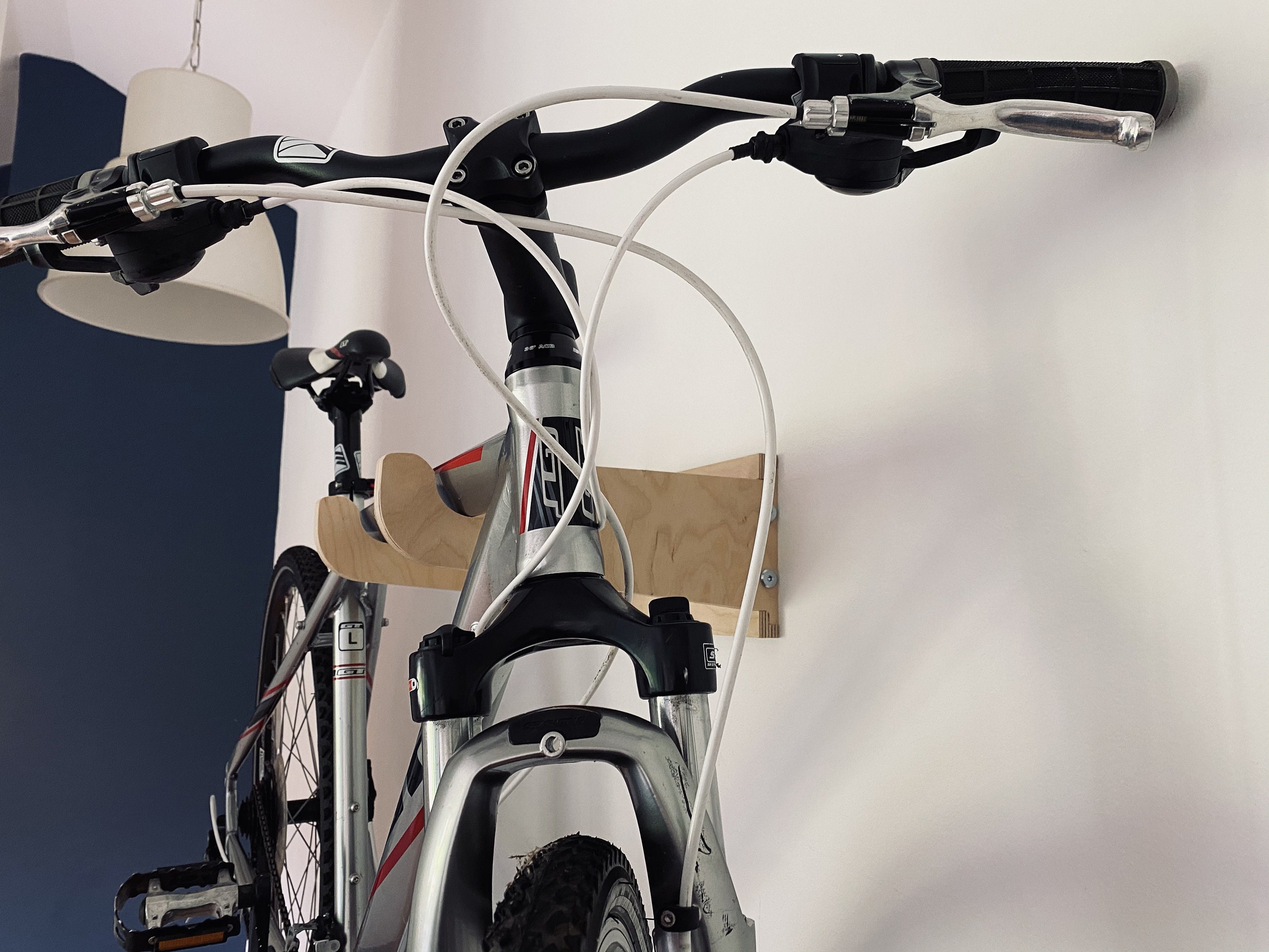 Rack de bicicleta de montaje en pared con acabado de madera | Etsy