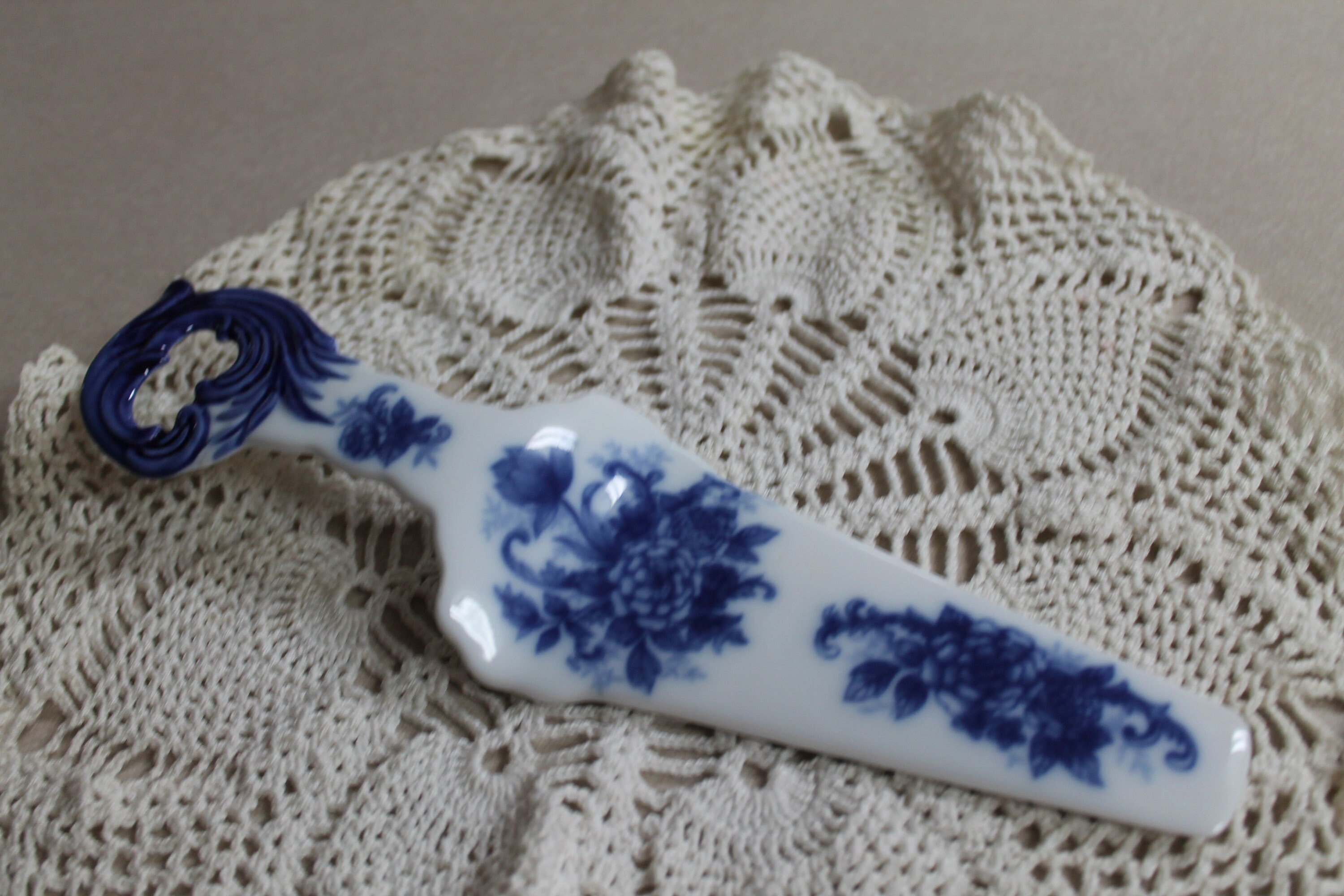 Vintage Flow Blue Scroll Handle Cake/Pie Server Art & Collectibles ...