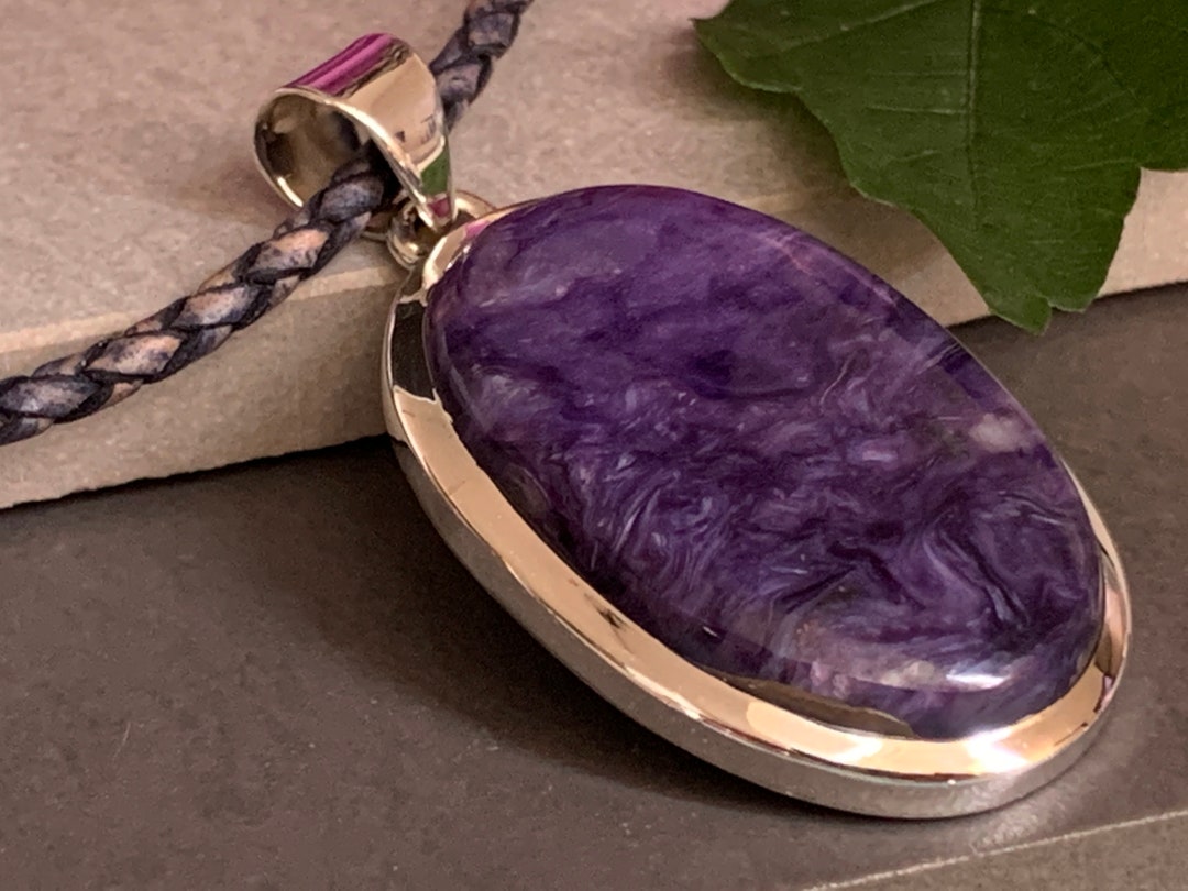 Bonito colgante de Charoit con un diseño extravagante con plata de ley ...