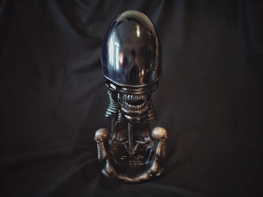 Xenomorph Trophy Bust: Giger Style Alien Head With Helmet Stand (print ...