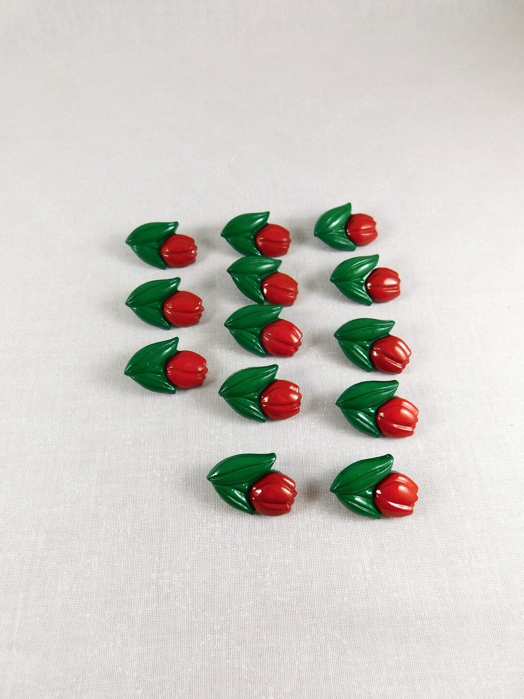 NON-VINTAGE 2012 Set/12 Red & Green Tulip Buttons for Crafting, Plastic ...