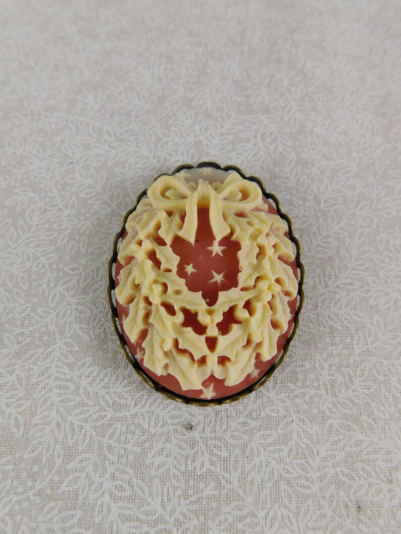 Stunningly Detailed Holly Wreath Resin Cab Raised Relief - Etsy