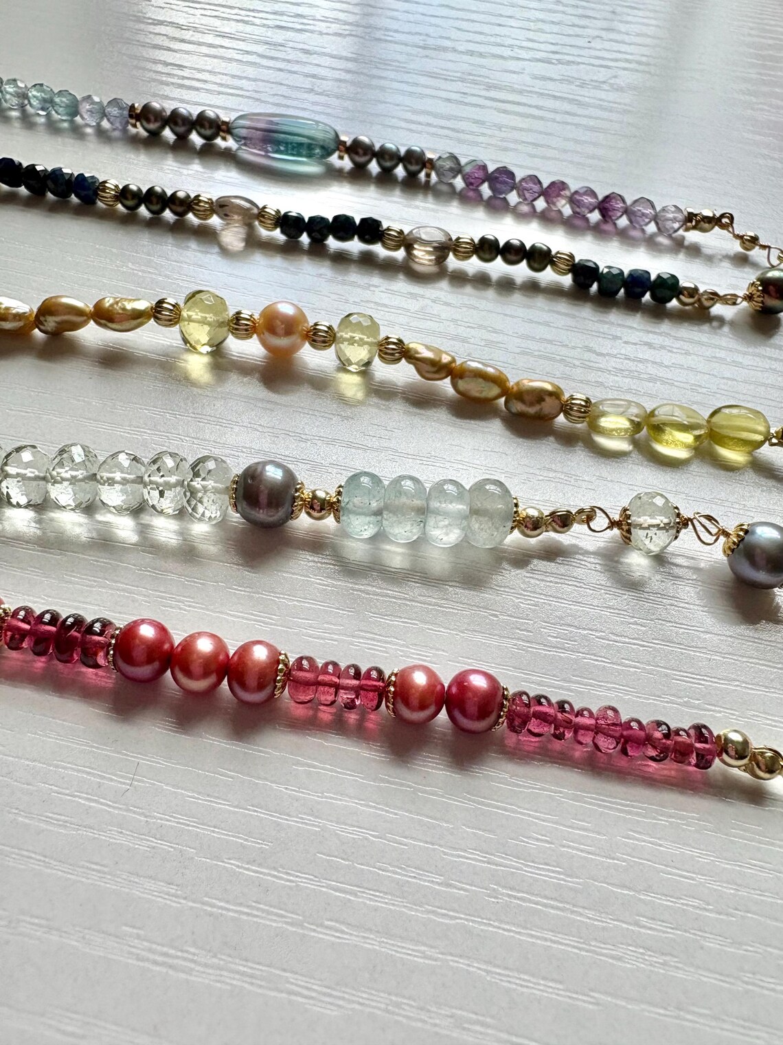 Pulsera de oro relleno de granate, perla y lepidolita - Etsy México