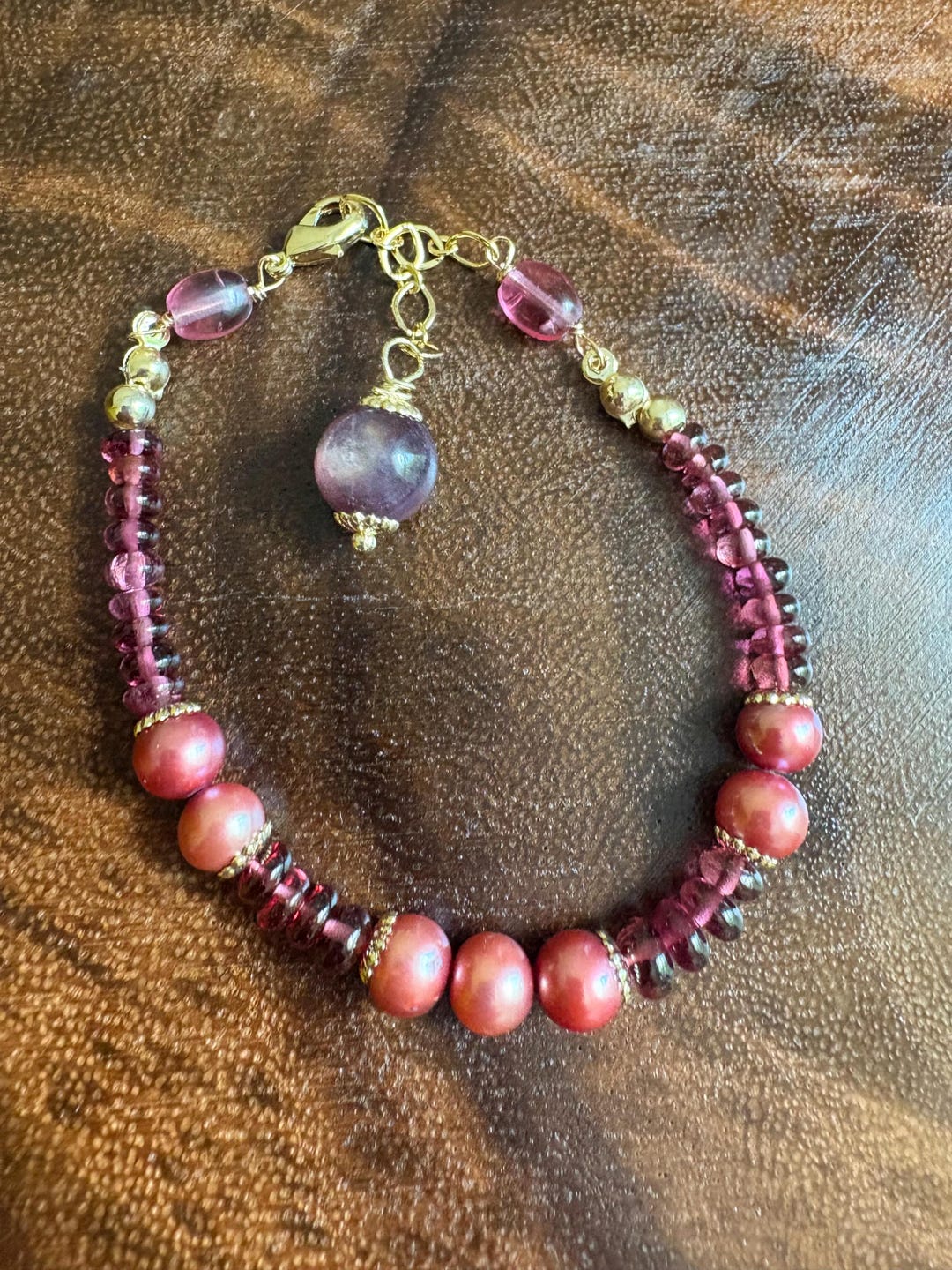 Pulsera de oro relleno de granate, perla y lepidolita - Etsy México
