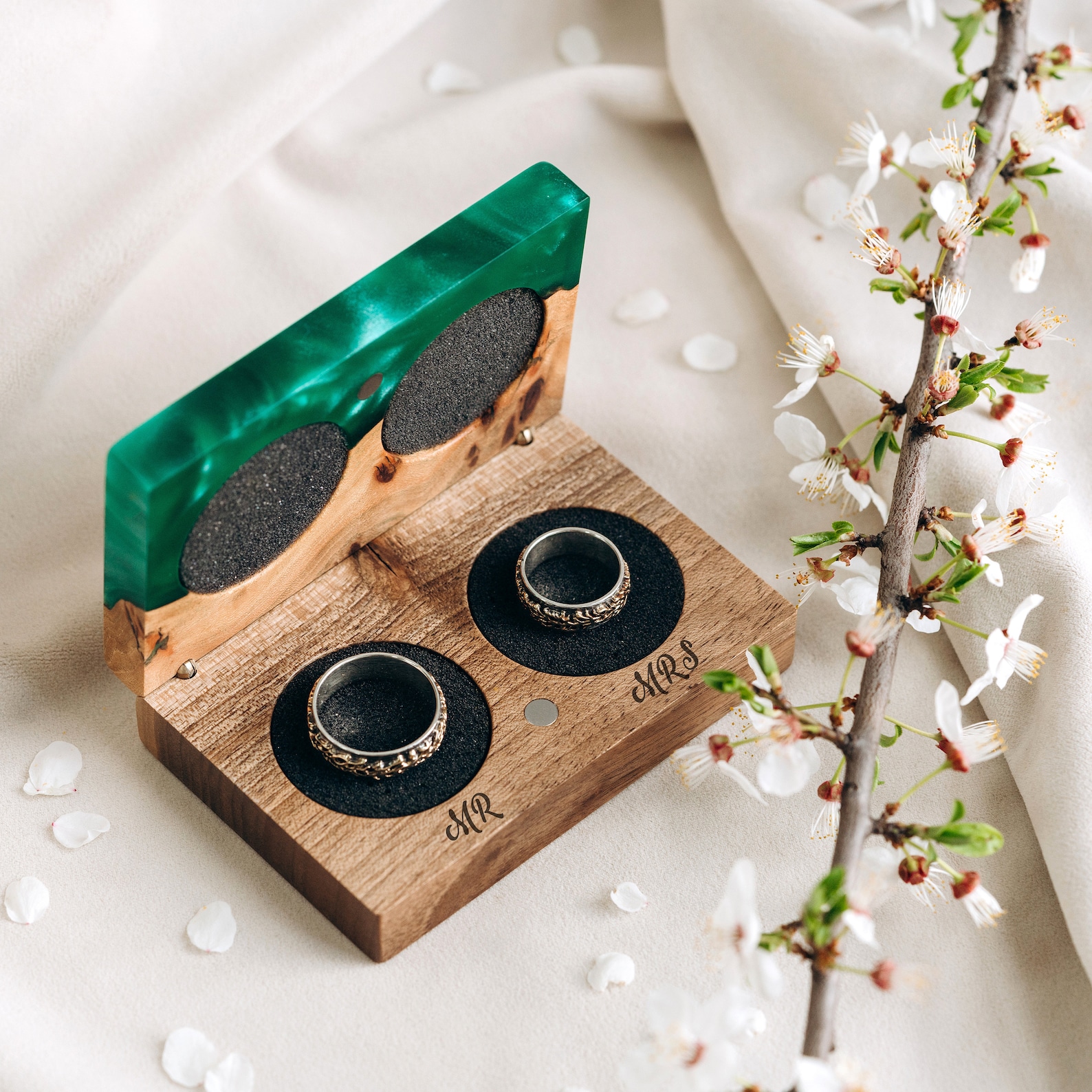 PIANO Emerald Resin & Wood Wedding Ring Box for Ceremony. - Etsy