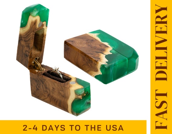 FLASH Wood & Emerald Resin Ring Box Proposal. Art Epoxy Slim - Etsy ...