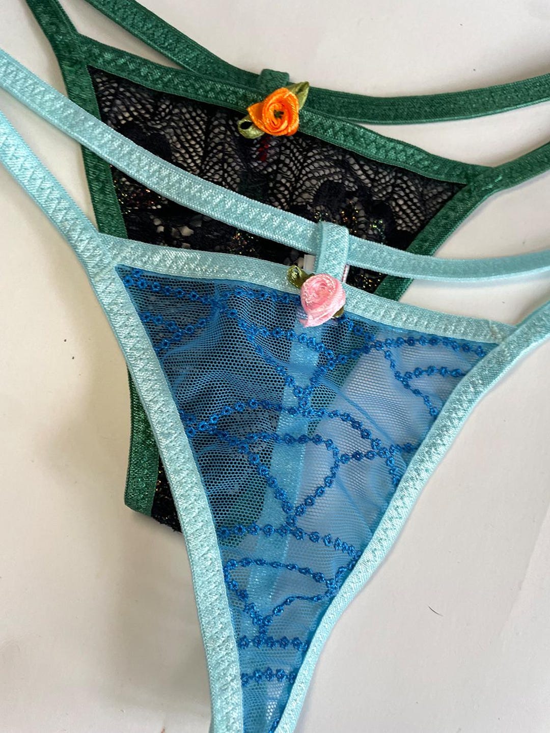 String Femme dentelle noire ou bleue - bords couleurs + fleur Fabriqué ...