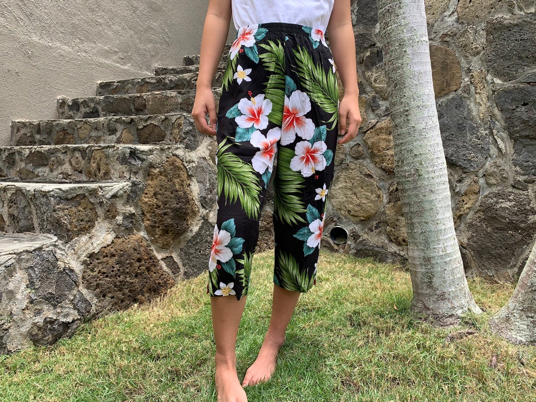 Made in Hawaii Ladies Elastic Waist Rayon Capri Pants, White Hibiscus ...