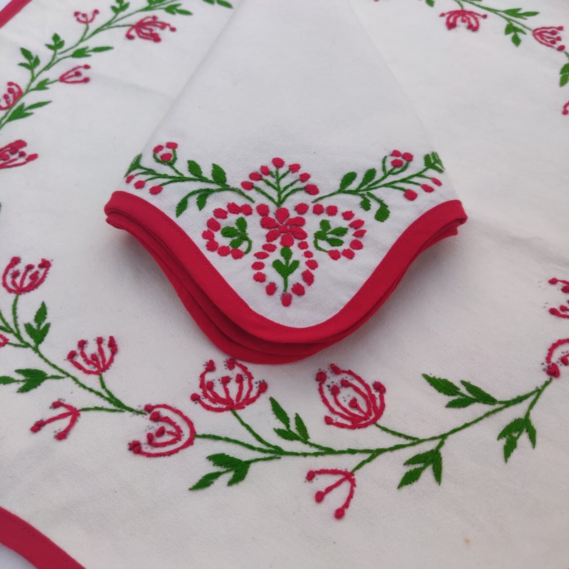 Christmas Linen Hand Embroidery Table Linen Scallop Napkins and Table ...