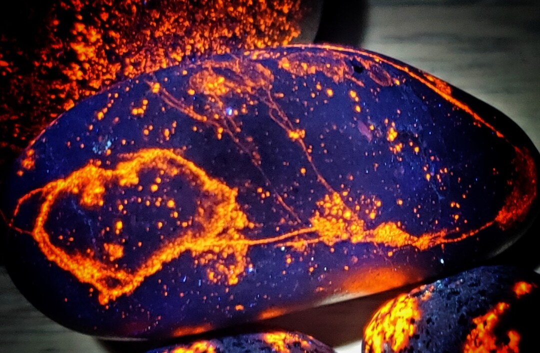 Yooperlite Bulk Wholesale per Lb, Yooperstone, Fluorescing Sodalite ...