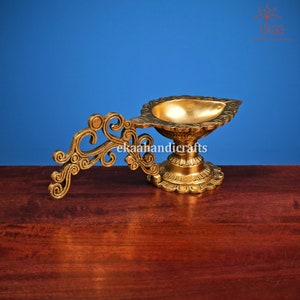 Brass Diya With Handle for Home Temple, Big Oil Wick Pooja Aarti Diya ...