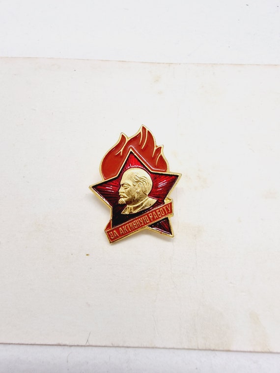 Soviet vintage pin "For active work. Pioneer" with a … - Gem