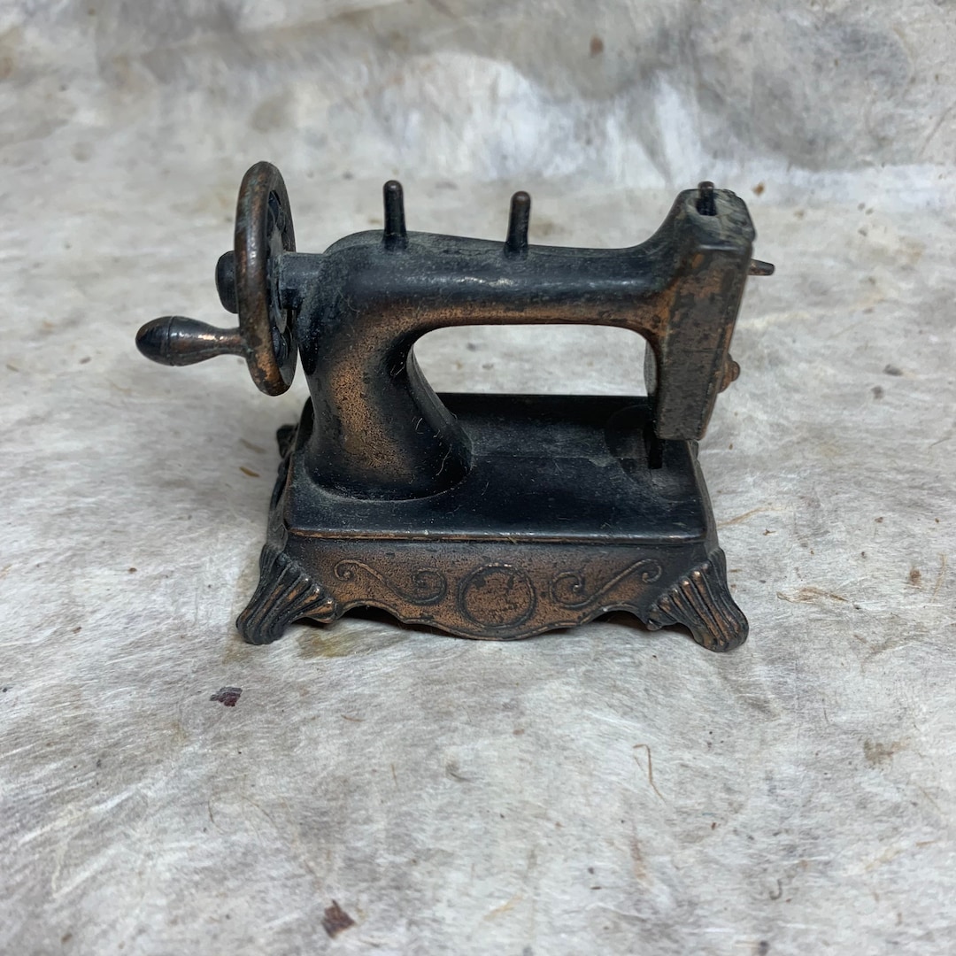 Vintage Miniature Metal Sewing Machine, Antique Toy Hand Crank Sewing ...