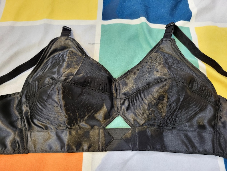 Vintage Style Bullet-BH - Konischer BH aus schwarzem Satin mit ...