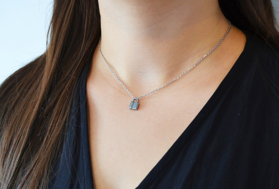 Dainty silver lock pendant necklace for women / stainless - Etsy.de