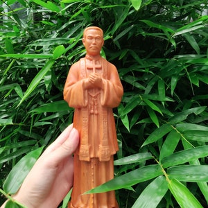 Pastor Truong Buu Diep Statue, Fr. Truong Buu Diep Holding Cross ...