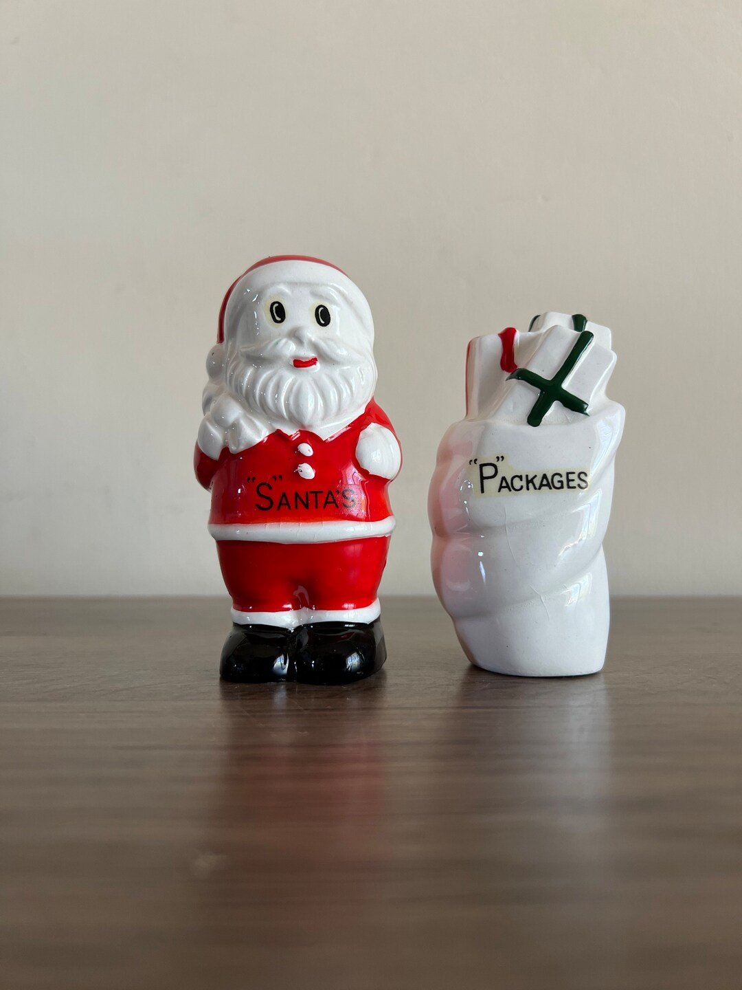 Charming 50s 60s Santa Claus Salt a Pepper Shakers, Santa and Packages ...