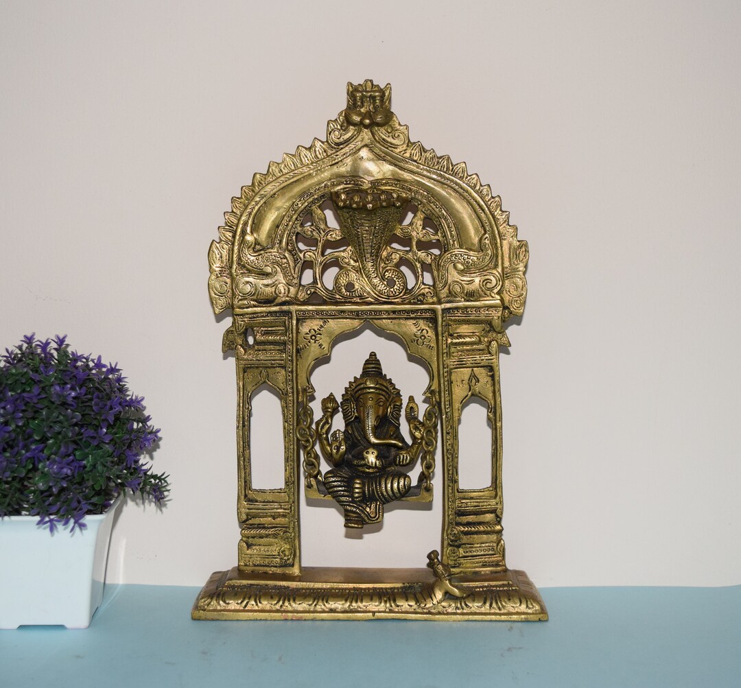 Swinging Ganesha Murti With Yali Snake Prabhavali Arch | Spiritual ...