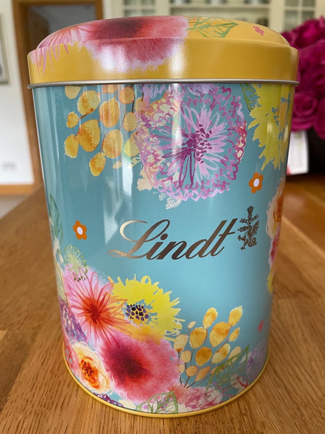 Lindt Tin With 750g (60) Mixed Lindt Lindor Chocolates Amazing Gift ...