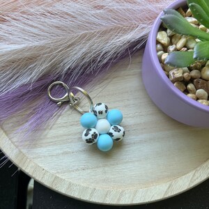 Silicone Beaded Daisy Keychain. - Etsy