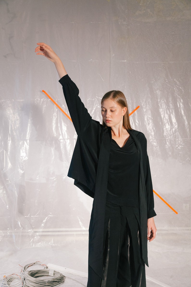 Camicetta in seta nera architettonica, top minimalista firmato - Etsy Italia