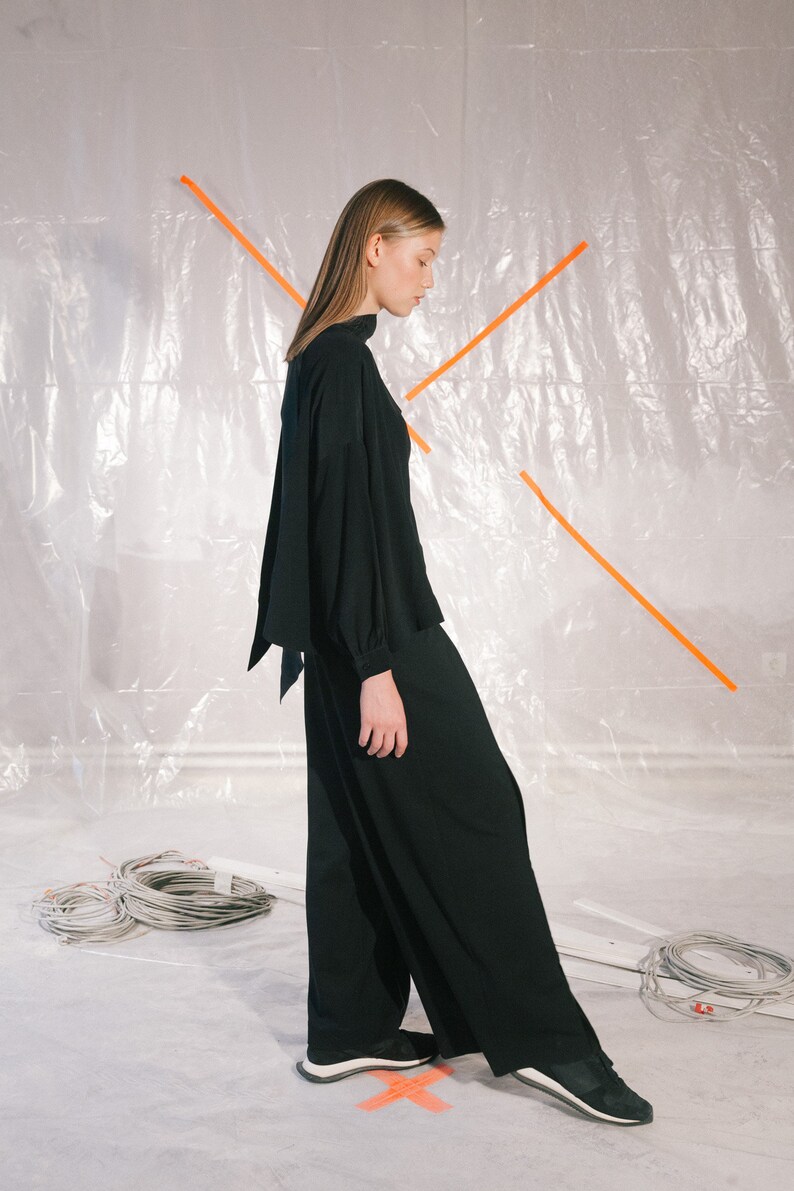 Camicetta in seta nera architettonica, top minimalista firmato - Etsy Italia