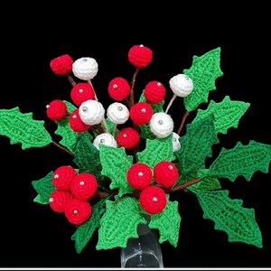 Easy Crochet Christmas Holly Leaves and Berries Pattern | DIY Crochet ...