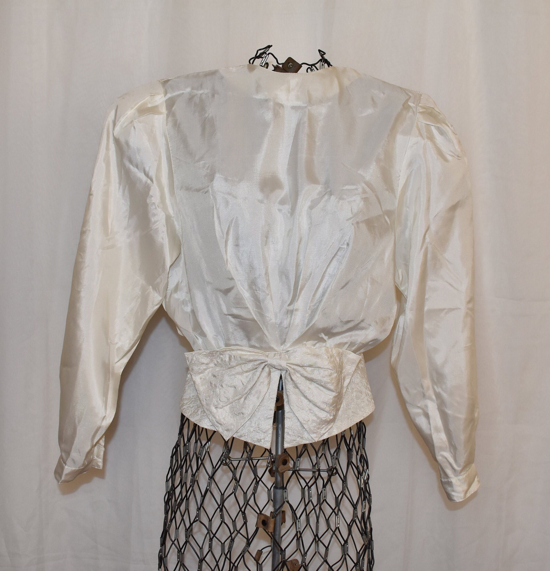 Lovely Vintage Shapely 1980's Back Button Blouse // US Size 6 - Etsy