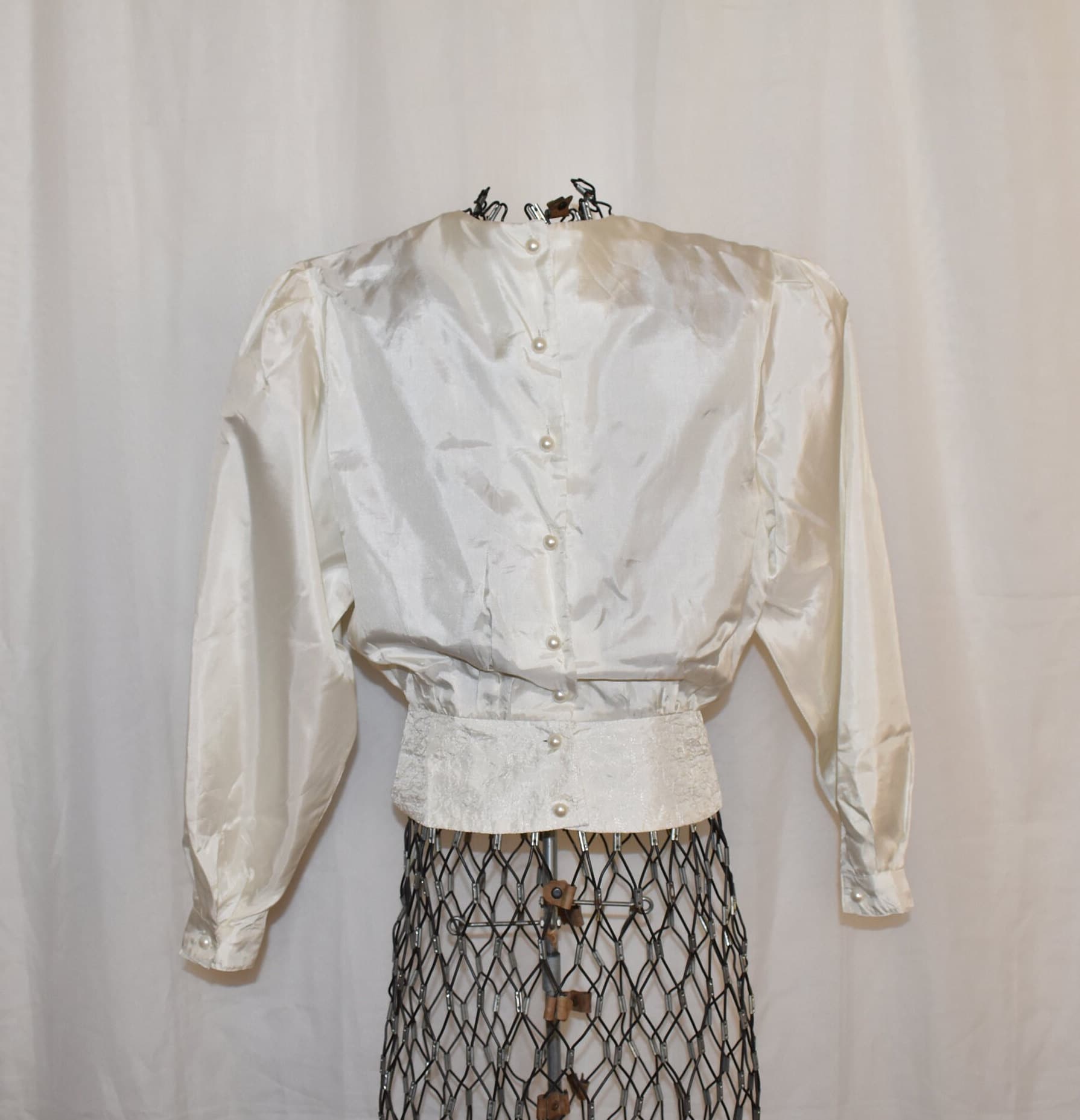 Lovely Vintage Shapely 1980's Back Button Blouse // US Size 6 - Etsy