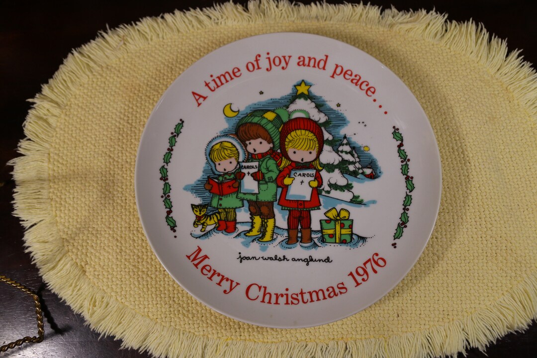 1976 Christmas Carolers Plate by Joan Walsh Anglund. Christmas 1976 ...