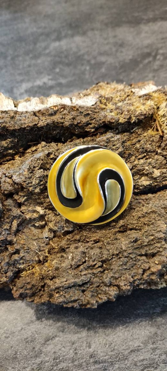 Moderne Magnetbrosche mit ausdrucksvoller Spirale in kräftigen - Etsy.de