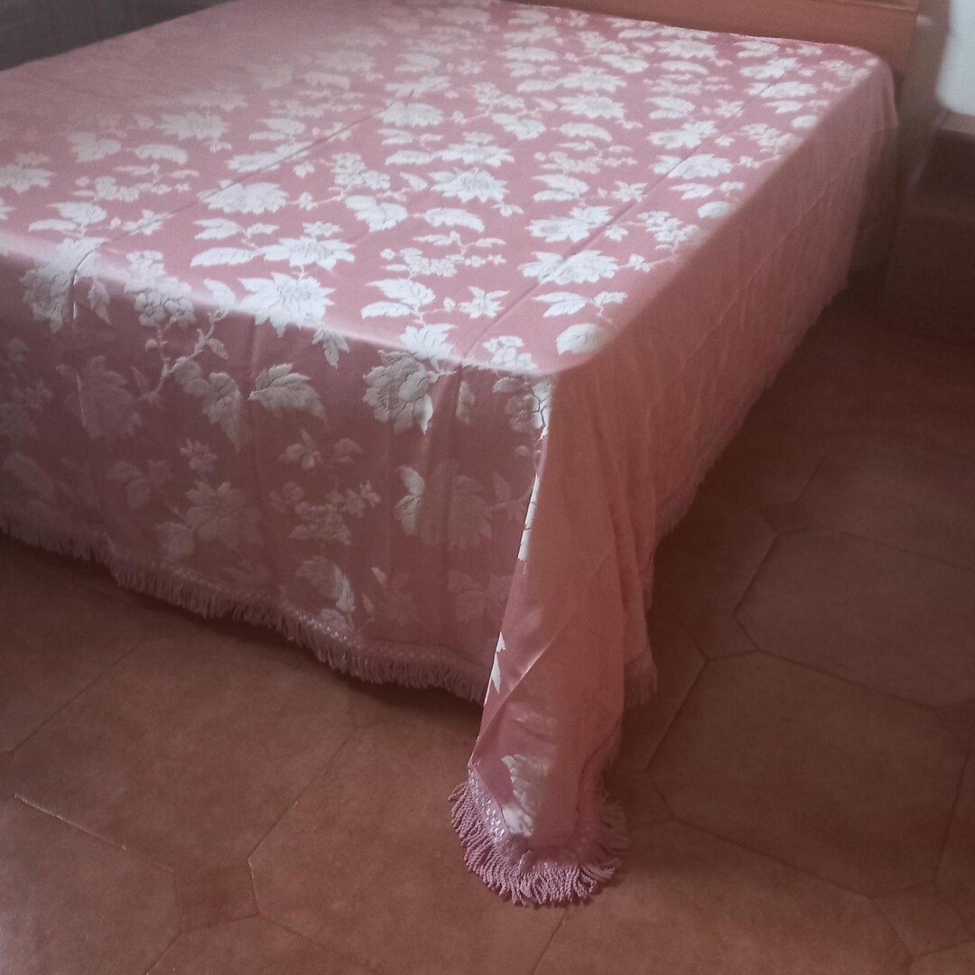 Precious Damask Bed Cover Decorated Baroque Style Light Pink Color ...