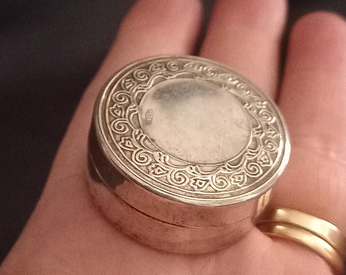 Tiny 925 Silver Pill Box Vintage Italy Silver Pillbox Hand Chiseled ...