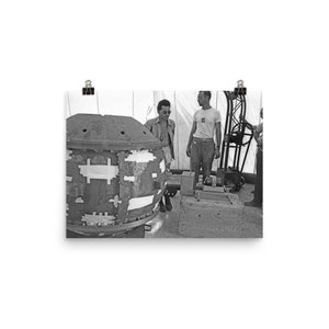 Louis Slotin neben The Gadget Erste Atombombe beim Trinity Test Poster ...