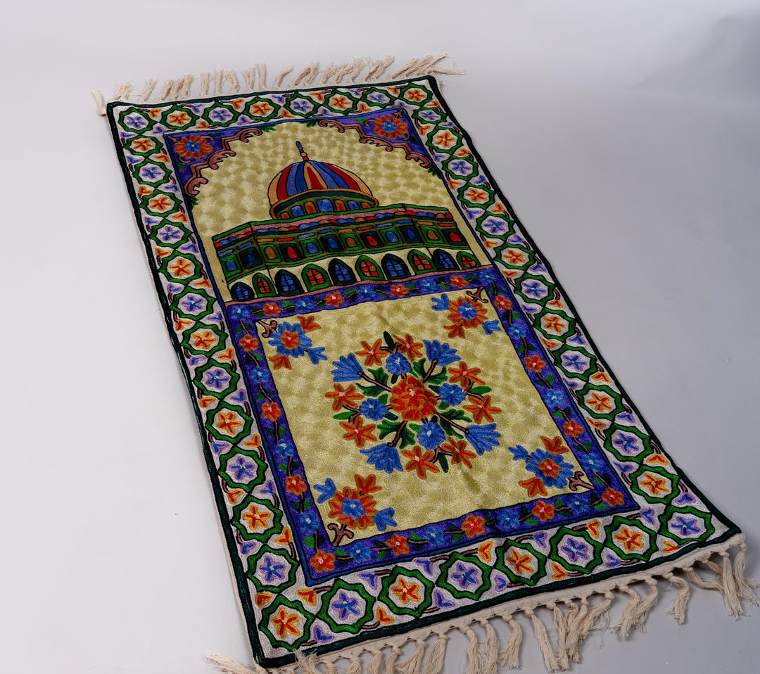 Qubbah-e-zar: Hand-embroidered Chain Stitch Jainamaz, Golden Dome ...