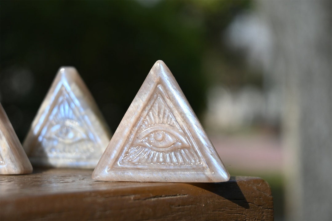 1.5'' Natural Moonstone Eye of Horus，quartz Crystal Eye of Horus ...