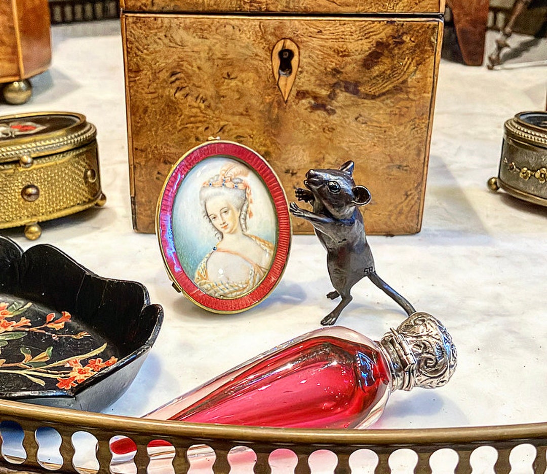 Everyone Needs a Cheeky Mouse in Their Drawing Rooma Charming - Etsy