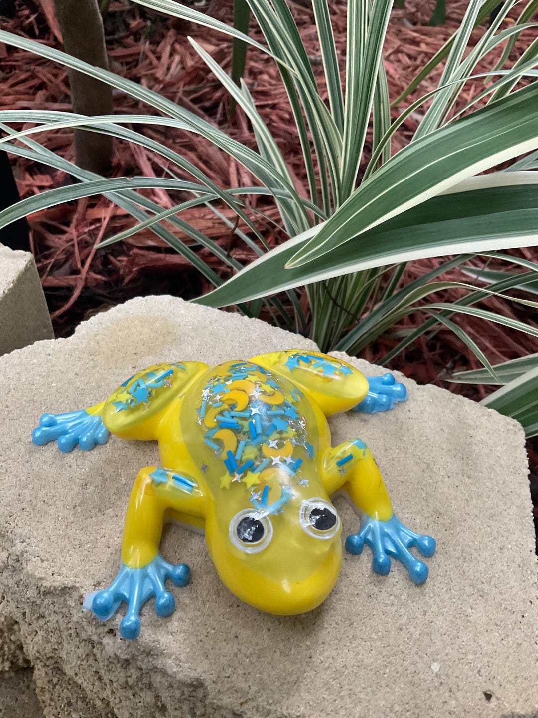 Frogs in Resin With Glitter, Real Flowers, Stones,, And/or Knick Knacks ...