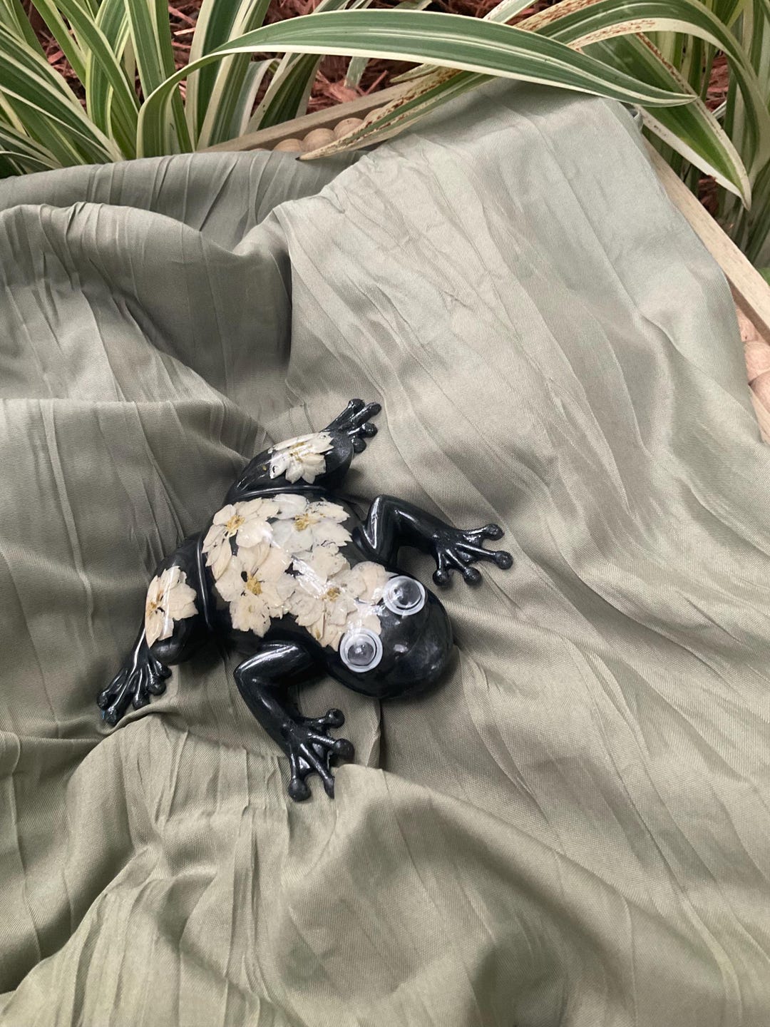 Resin Frog Decor, Frog Resin Figurine, Resin Frog With Real Flowers ...