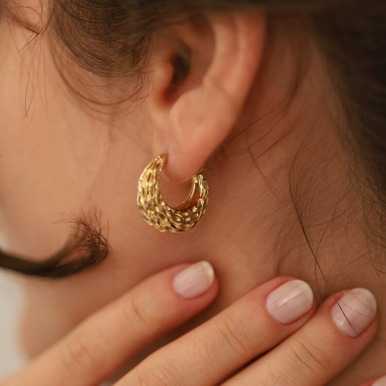Aros perforados de oro de 14 k / Joyas llamativas anchas y cónicas con ...