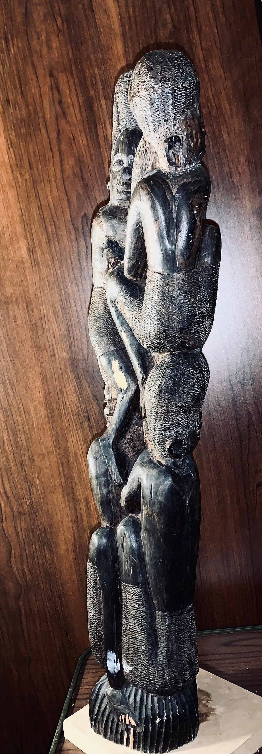 Una talla de Makonde de madera de ébano hecha a mano única del este de ...