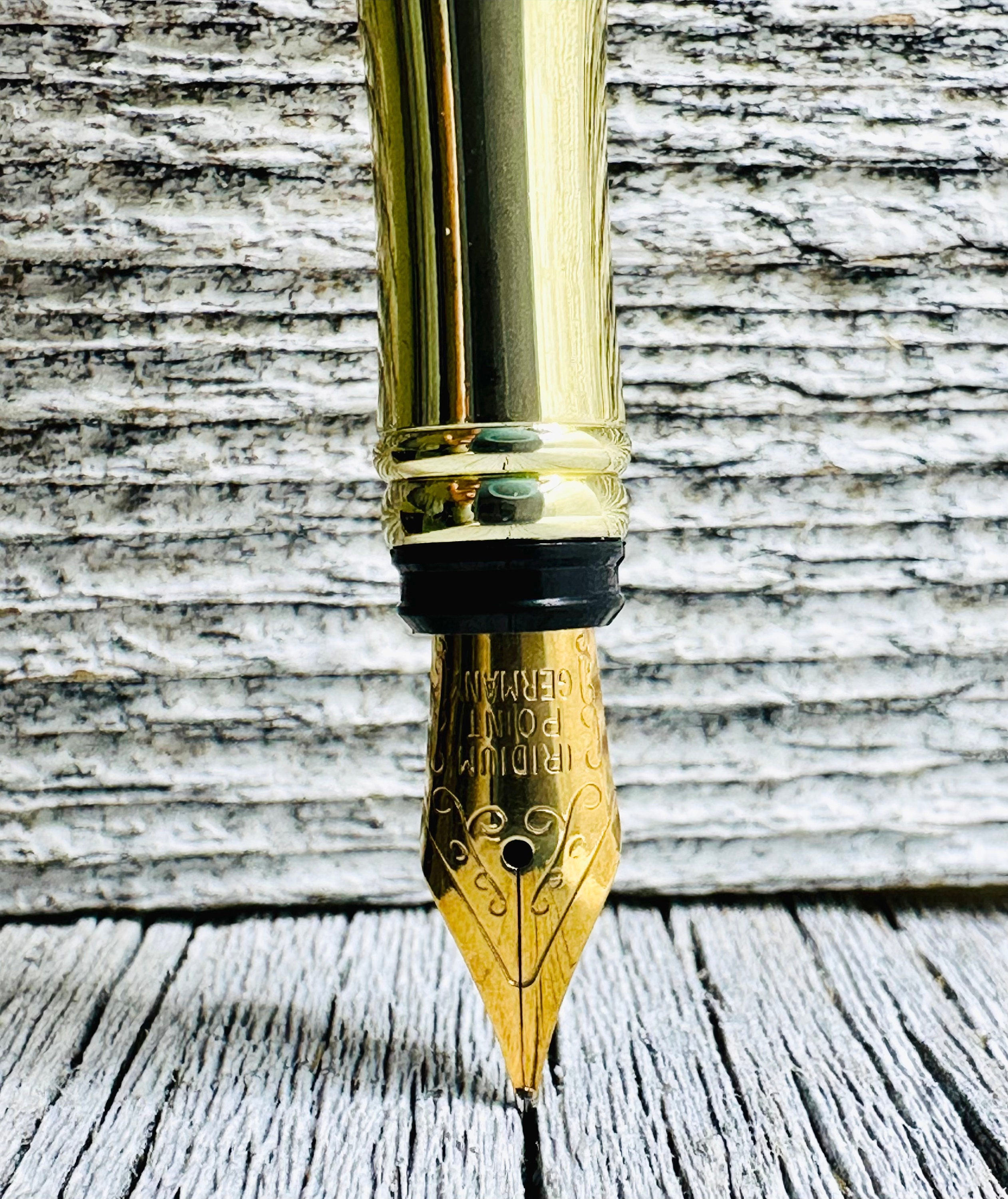 Aston Martin Fountain Pen in A Gold Finish, With A Beautiful Black ...