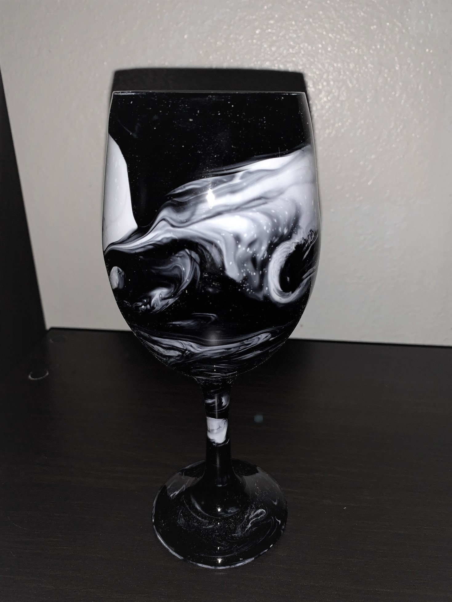 Verre à vin noir et blanc / verre à vin en marbre noir / verre noir et ...