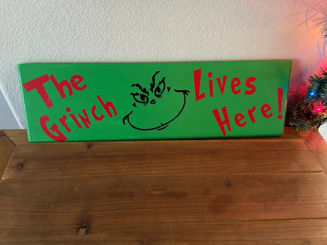 The Grinch Lives Here Outdoor Sign - Etsy