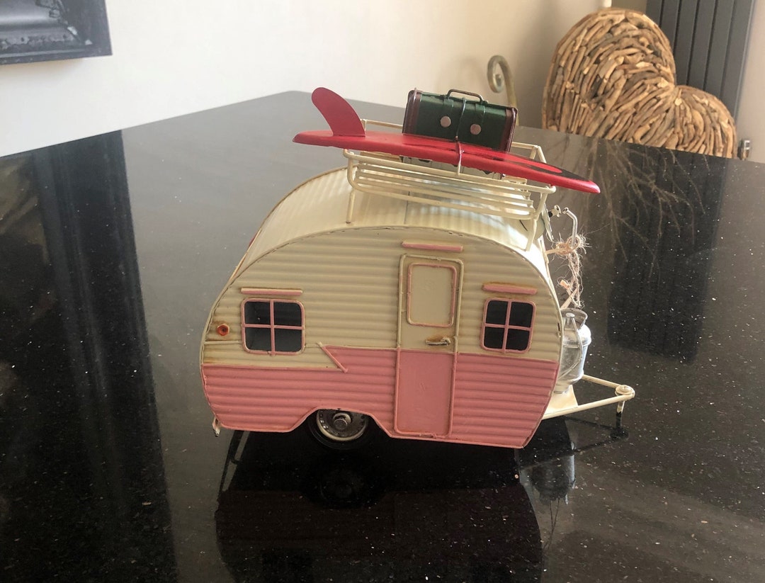 Vintage Caravan. A Super Stunning Pink Retro Vintage Metal Caravan 28cm ...